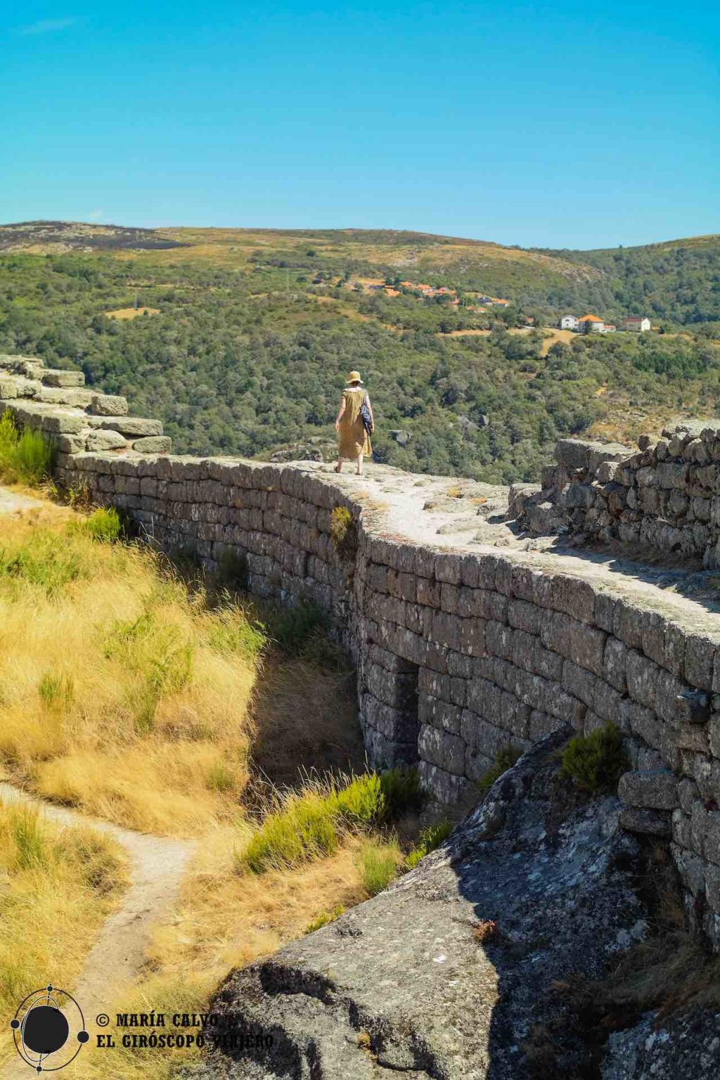 El Castillo de Castro Laboreiro. Parque Nacional de Peneda-Gerês ...